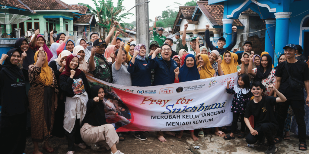 Gotong Royong Bantu Korban Banjir dan Longsor Sukabumi